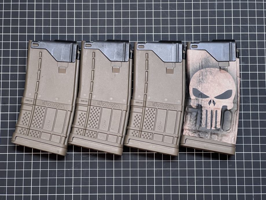 AR-15 + veliko dodatkov (.223 20 A7b)