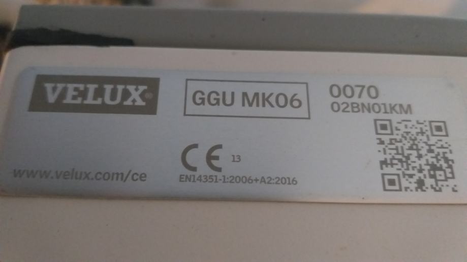 Dve strešni okni Velux GGU MK06 0070 (78 x 118 cm) z obrobo in BDX