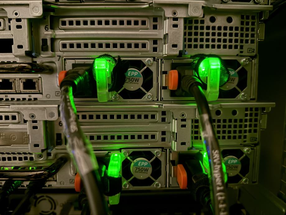 2 x Dell PowerEdge R730, 1 x Dell SCv2020