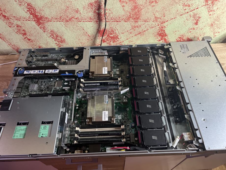 Strežnik HP ProLiant DL360e G8 4LFF 1U 2x E5-2450L 64 GB x1200W 2TB