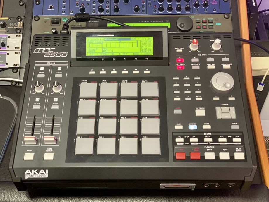 Akai MPC 2500 + CF + JJ OS-XL Sampler