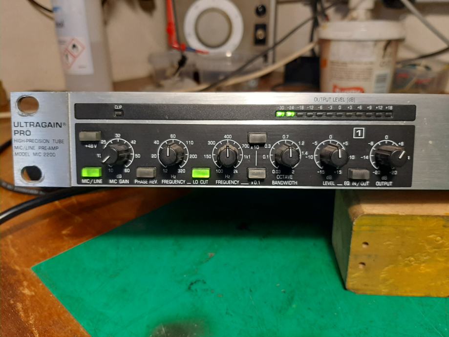 BEHRINGER ULTRAGAIN PRO MIC 2200 PREDOJAČEVALEC ZA MIKROFON