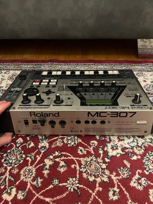 Roland MC-307 Classic Groovebox 2000s