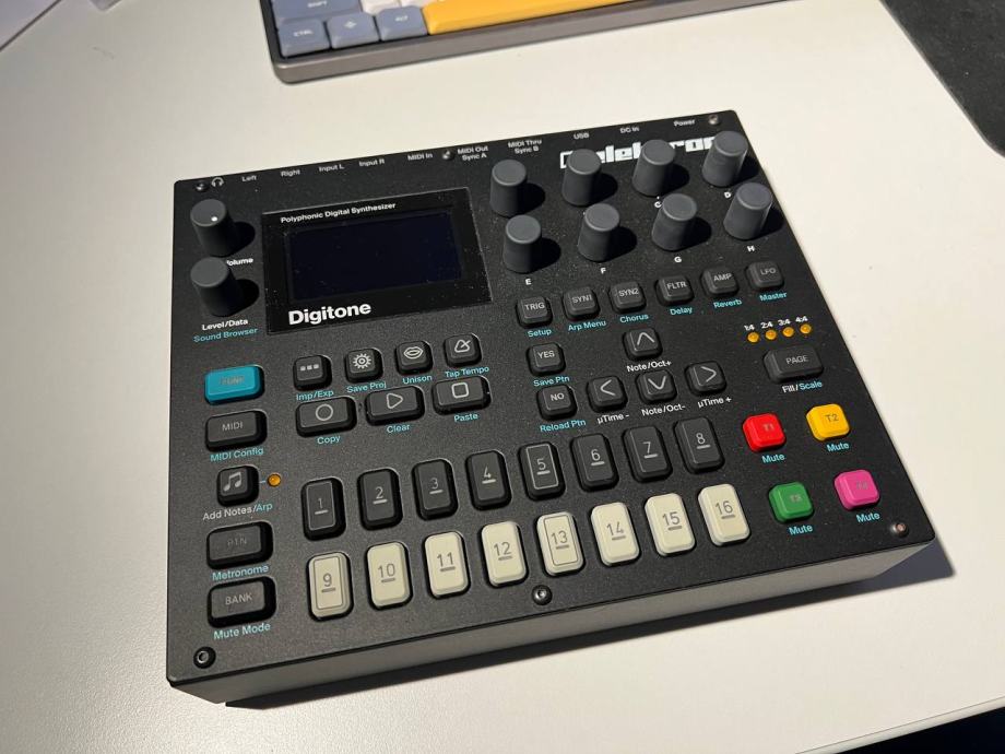 Synthesizer/Sound module Elektron Digitone + Decksaver