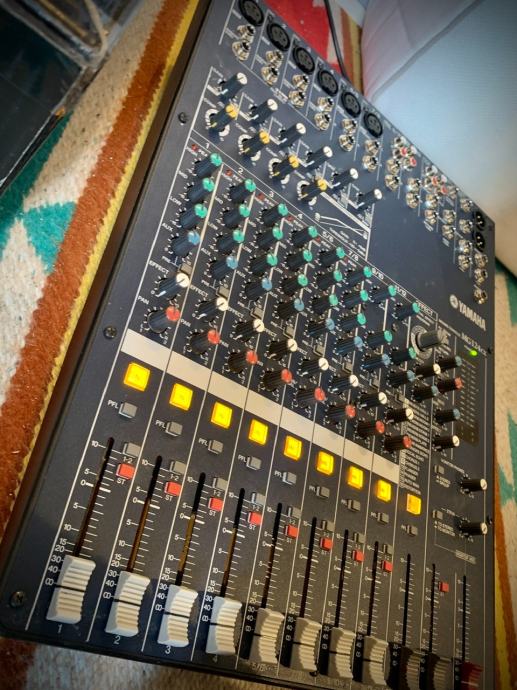 YAMAHA MG124CX mixer 12ch s SPX vokalnimi efekti, kot novi, 200€