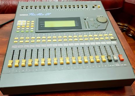 YAMAHA ProMix 01 digitalna 16-kanalna mešalna miza