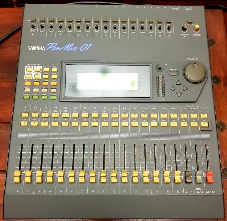 YAMAHA ProMix 01 digitalna 16-kanalna mešalna miza