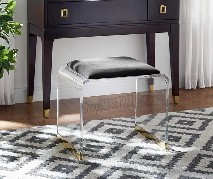 Modern atraktiven tabure oz. stolček