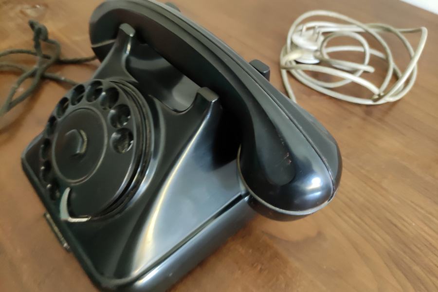 Stari telefon s številčnico