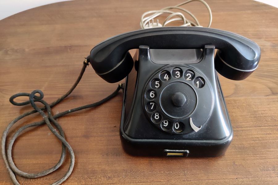 Stari telefon s številčnico