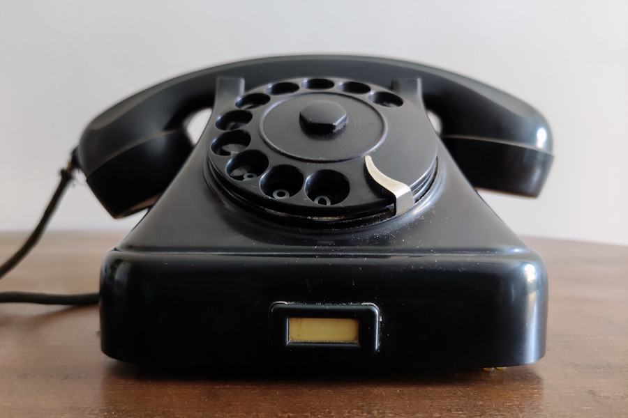 Stari telefon s številčnico
