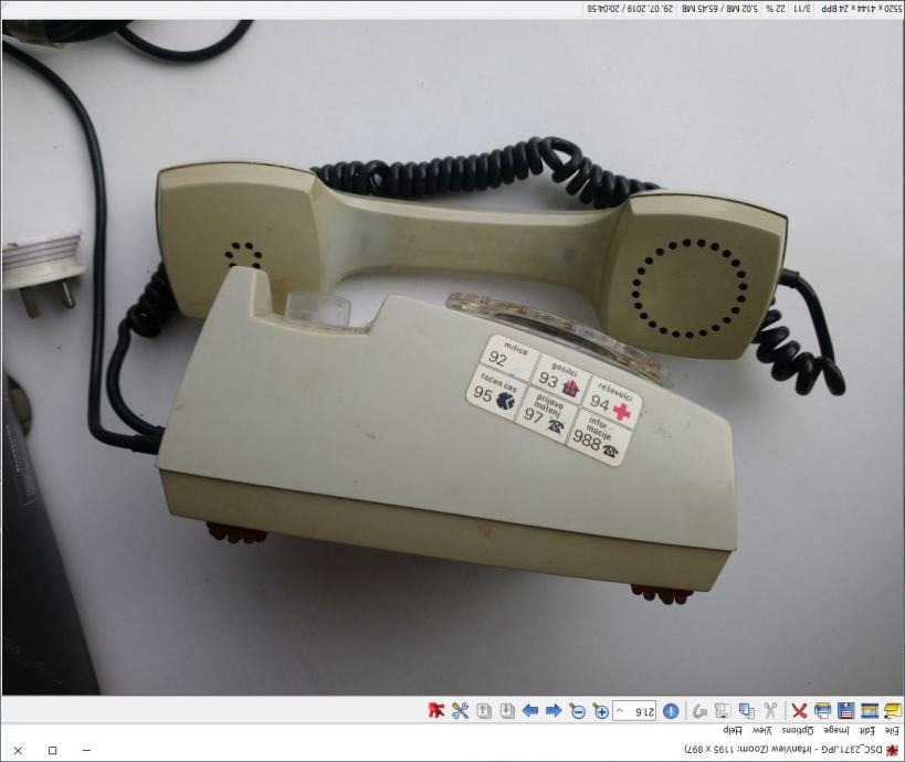 Starinski stacionarni telefon