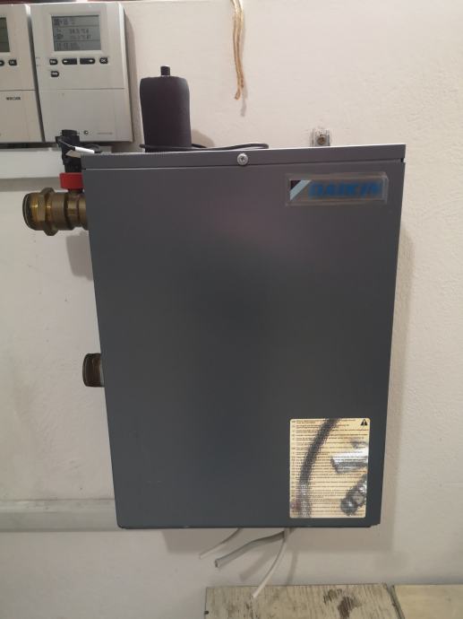 Toplotna črpalka Daikin 14kw visoko temperaturna z dodatnim grelcem