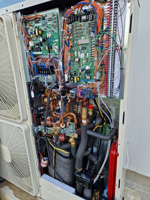 Toplotna črpalka Hitachi Yutaki M 12kW R32 3-fazna z montažo, akcija!