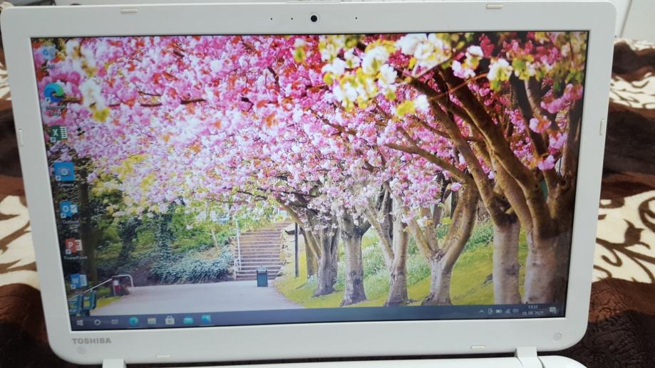 TOSHIBA Satellite L50 15.6/Intel i3-4005/4Gb/750Gb *ODLIČEN**KOT NOV*