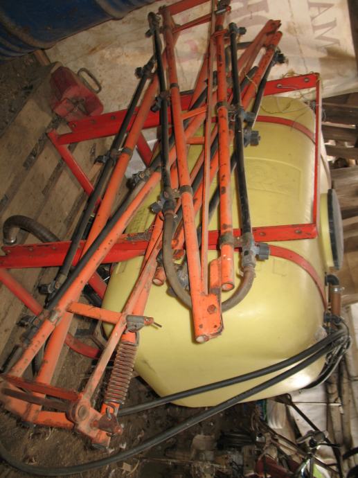 Traktorsko škropilnico Agromehanika, 350 litrov z garnituro 8 metrov.