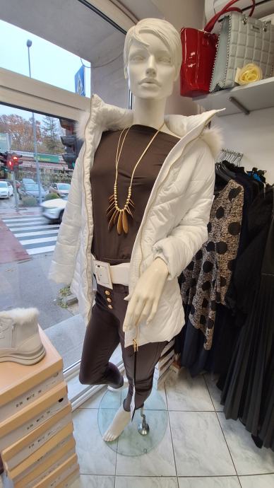 Ženske izložbene lutke