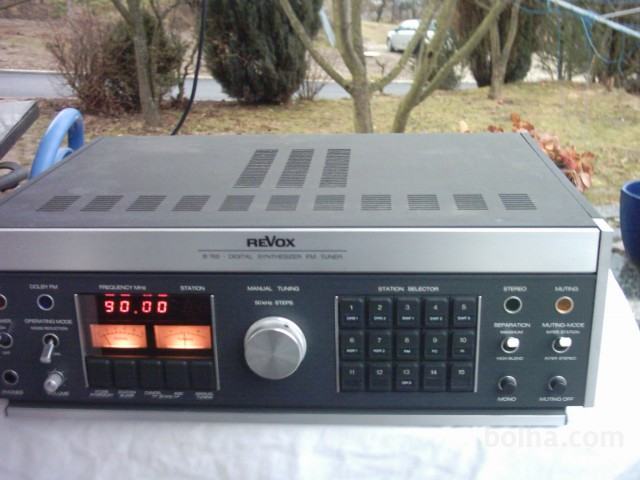 Vrhunski Tuner Revox B-760, analogni s digitalno skalo