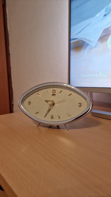 Retro starinska mehanska ura iz 70-ih let