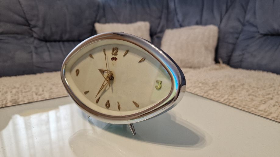 Retro starinska mehanska ura iz 70-ih let