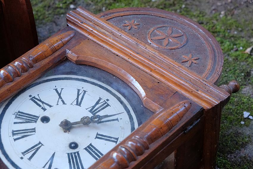 Tri stare stenske ure