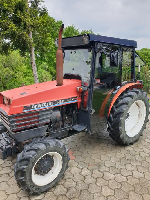Traktor UNIVERSAL DT 533