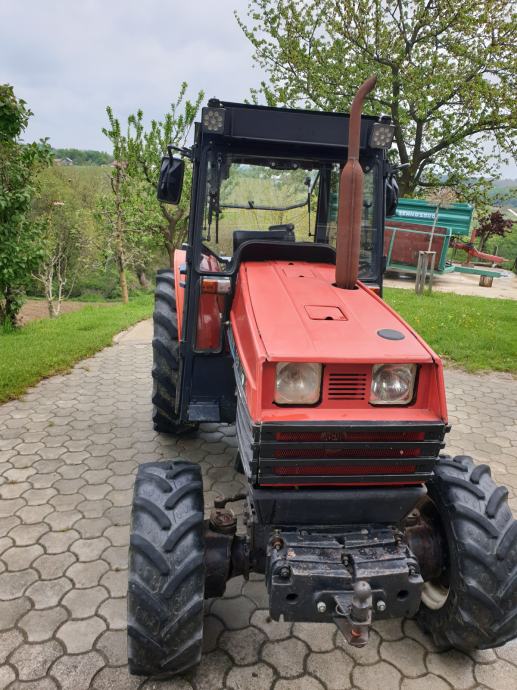 Traktor UNIVERSAL DT 533