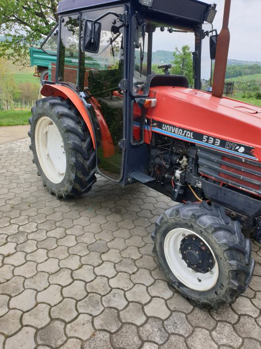Traktor UNIVERSAL DT 533