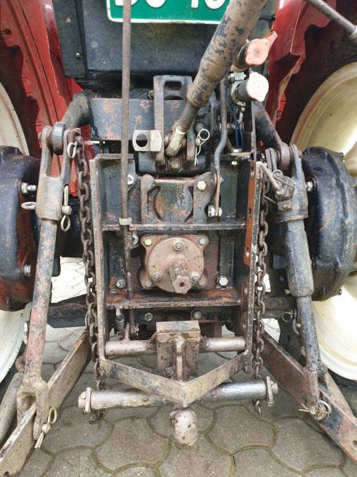 Traktor UNIVERSAL DT 533