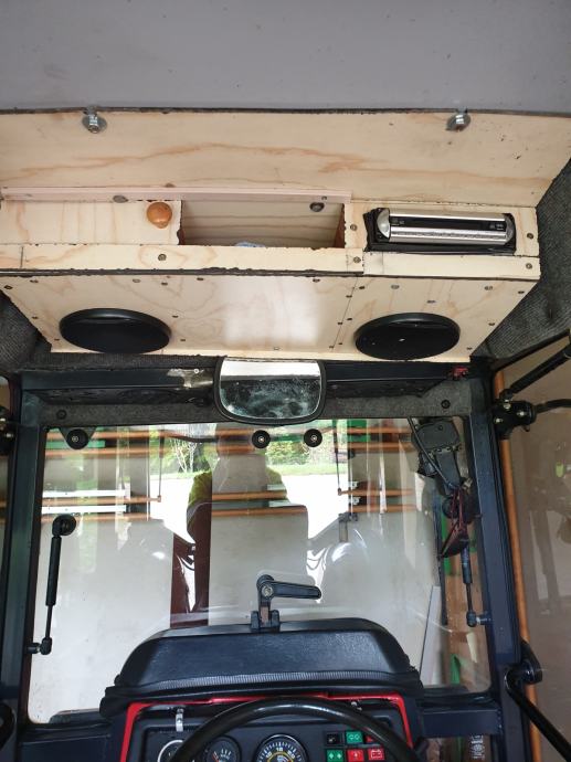 Traktor UNIVERSAL DT 533