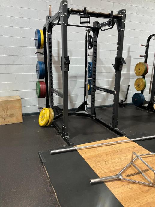 Life Fitness Hammer Strength komplet 4x HD Elite Half Rack s platformo