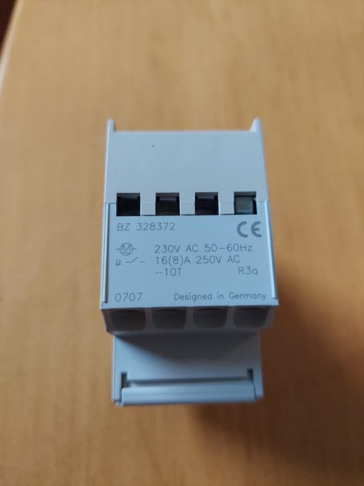 Digitalni timer SCHRACK BZ 328 372 vgradnja na letev 16A