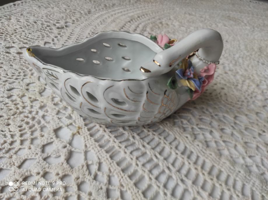 Dekorativni labod z bogato dekoracijo, porcelan