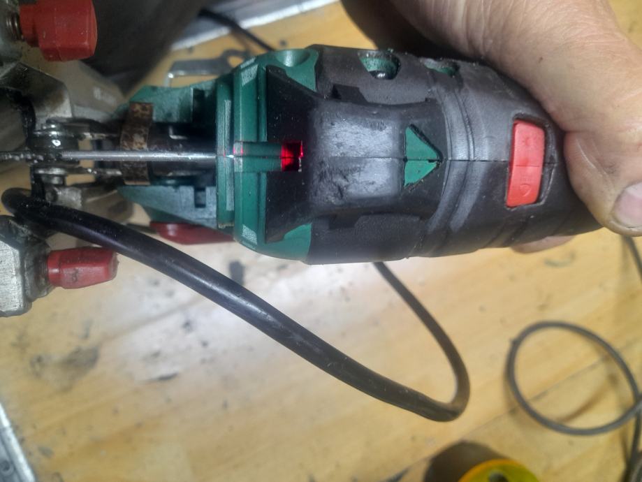 Vbodna žaga 800W z laserjem