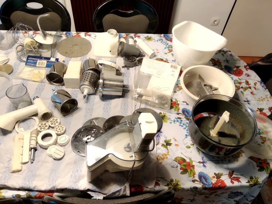 Kenwood KM 210 multipraktik kuhinjski robot ogromno nastavkov