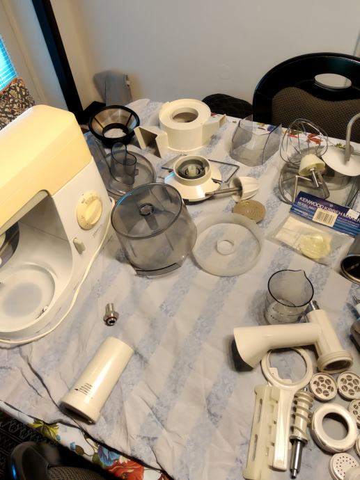 Kenwood KM 210 multipraktik kuhinjski robot ogromno nastavkov