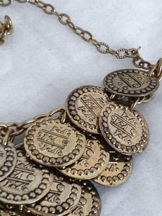 Ogrlica v zlati, enaka tudi v srebrni barvi