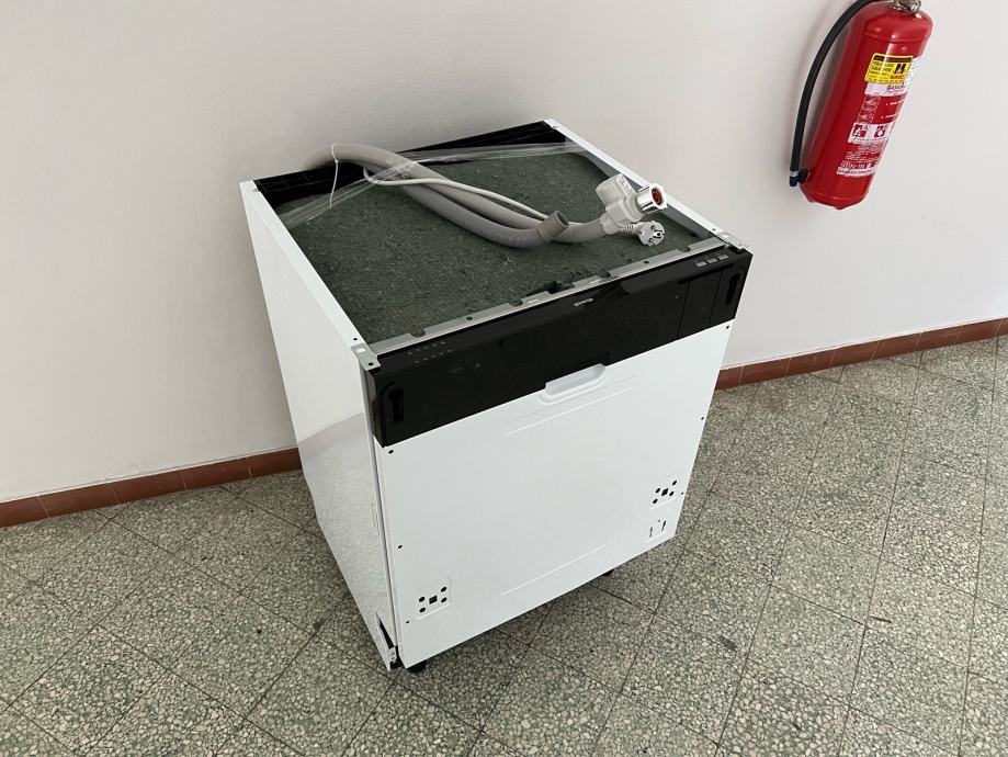 Vgradni pomivalni stroj Gorenje GV61010 (kot nov)