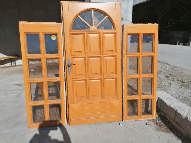 Dva fiksna okna brez podoj in vhodna vrata