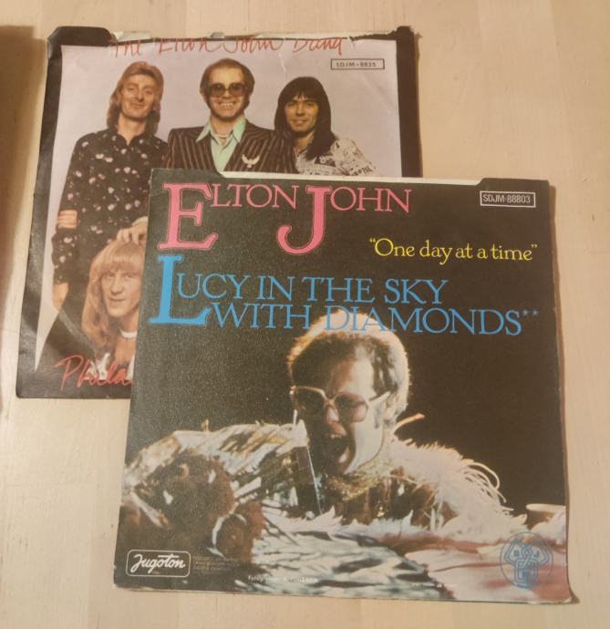 Dve mali plošči pevec Elton John