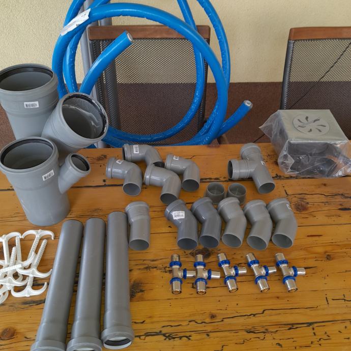 Vodovodni material pvc cevi in press