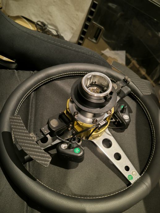 Fanatec Podium classic s Clubsport paddle shifter in button cluster
