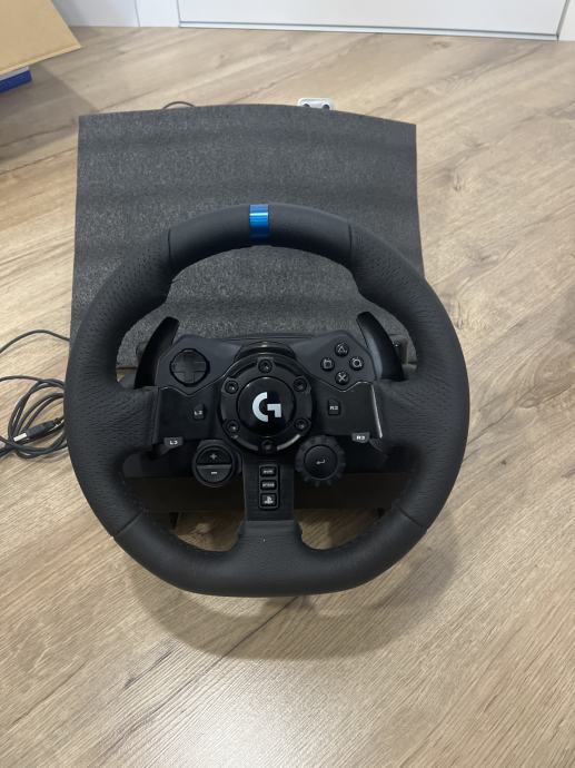 Logitech G923 volan in pedali