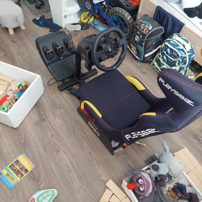 PS5 volan logitech G923 + sedez playseat redbull limited edition