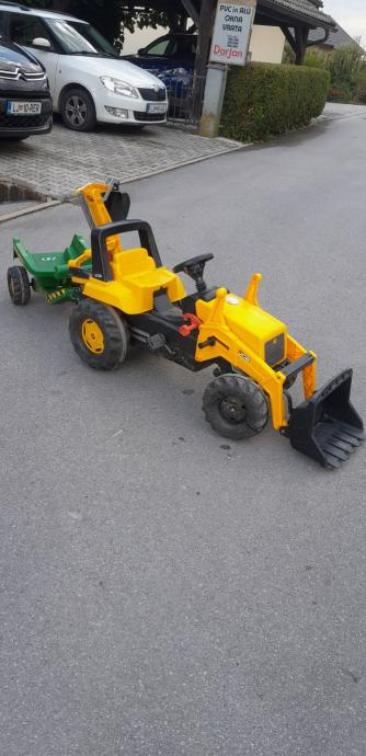 Bager na pedala s prikolico in nakladačem