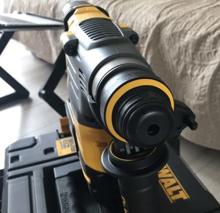 Akumulatorski vrtalnik s kladivom DeWalt DCH333NT