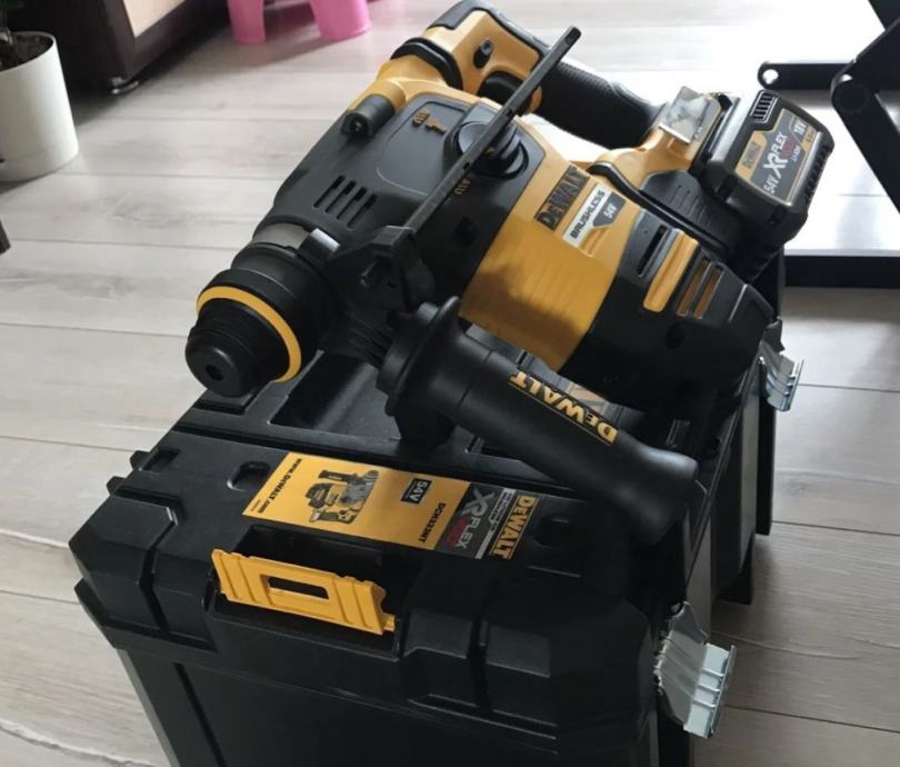 Akumulatorski vrtalnik s kladivom DeWalt DCH333NT