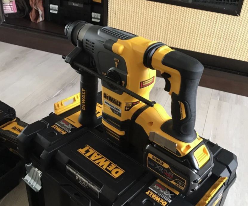 Akumulatorski vrtalnik s kladivom DeWalt DCH333NT