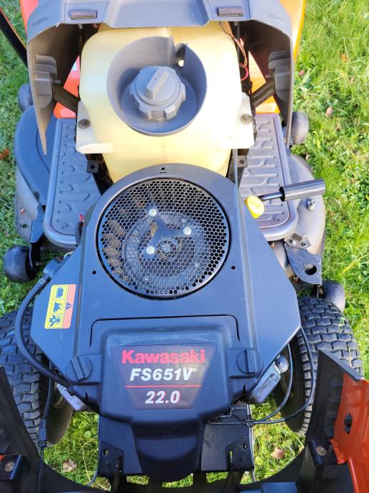 Vrtni traktor Husqvarna CTH222T prodam