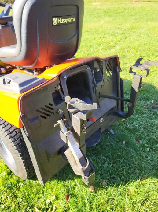 Vrtni traktor Husqvarna CTH222T prodam